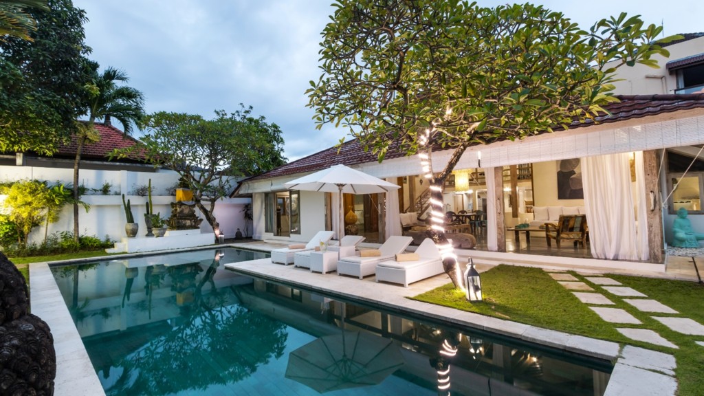 Villa Putih in Seminyak, Bali (4 bedrooms) - Best Price & Reviews!