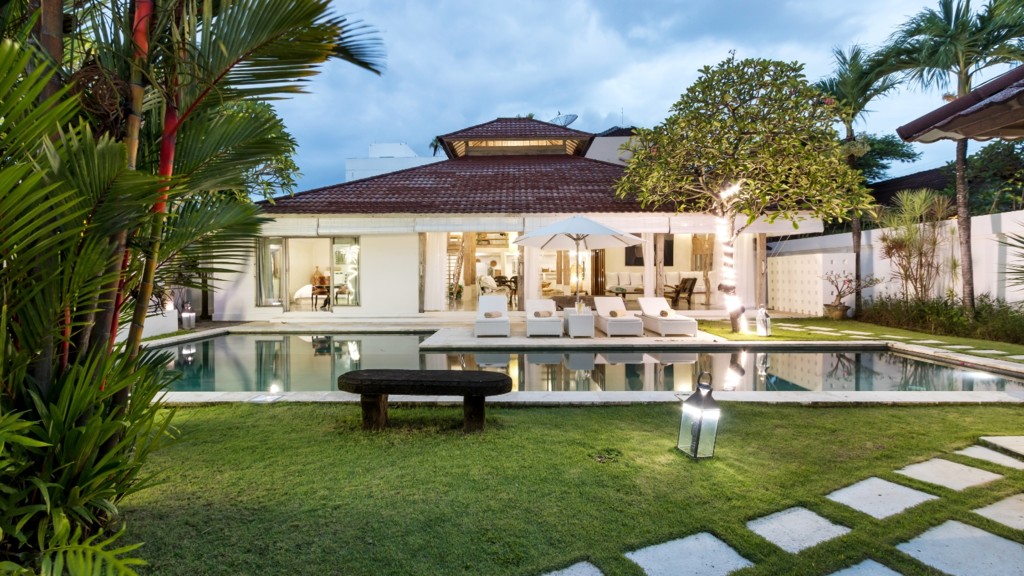 Villa Putih in Seminyak, Bali (4 bedrooms) - Best Price & Reviews!
